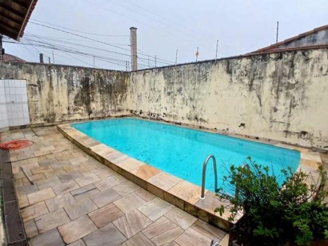 CASA COM PISCINA E 4 QUARTOS A UMA QUADRA DO MAR EM PERUÍBE