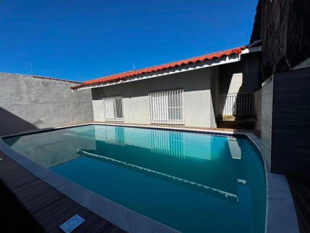 Casa com piscina e 4 quartos em Peruíbe