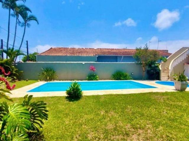 Casa com piscina e 4 quartos em Peruíbe