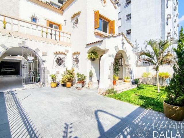 Casa com piscina e 5 vagas em frente ao Zaffari na Luiz Afonso