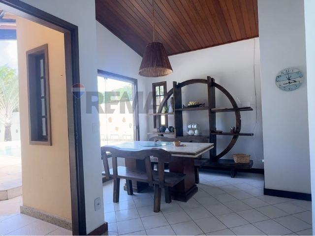 Casa com Piscina e 6 Quartos em Condomínio