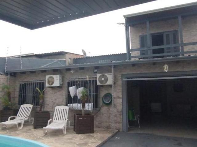 Casa com piscina e com 4 dormitorios no bairro Restinga