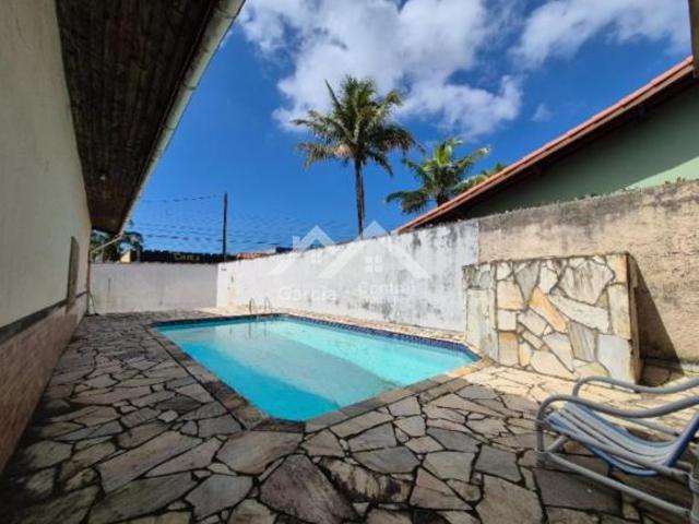 Casa com piscina e comercio em Peruíbe