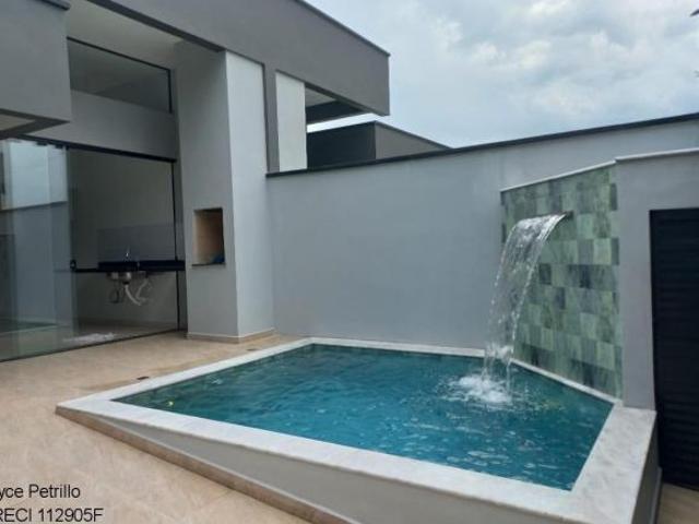 Casa com Piscina e Cascata a Venda em Peruíbe