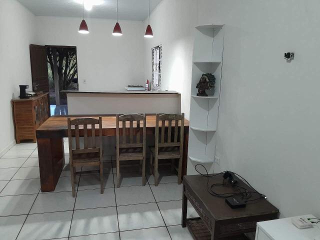 Casa com piscina e churrasqueira