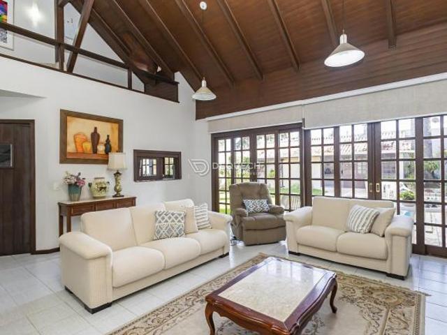 Casa com piscina e amplo quintal