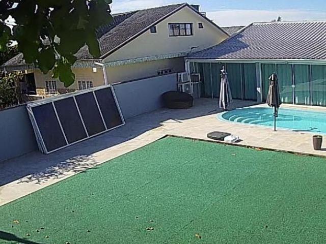 CASA COM PISCINA E AMPLO TERRENO A 260 METROS DO MAR PONTAL