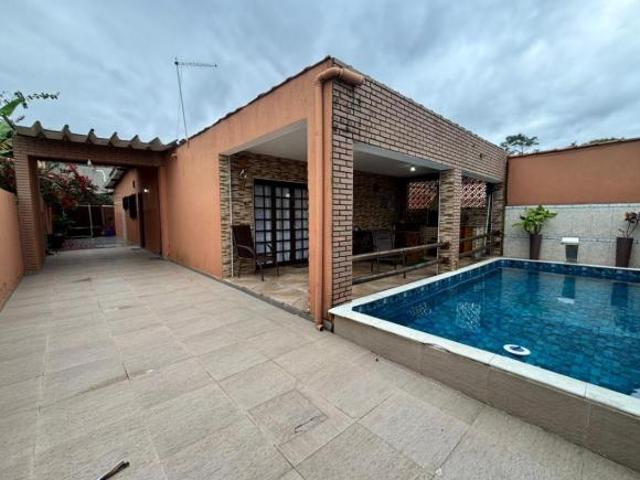 Casa com Piscina e Amplo Terreno a 800 Metros da Praia no Gaivota
