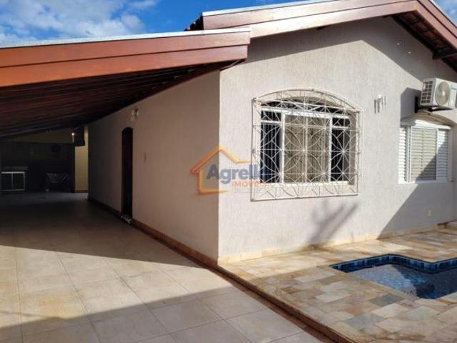 CASA COM PISCINA E ÁREA DE CHURRASQUEIRA NO JARDIM IGAÇABA