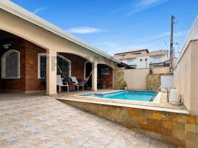 Casa com piscina e área goumet a 300m da praia Peruíbe