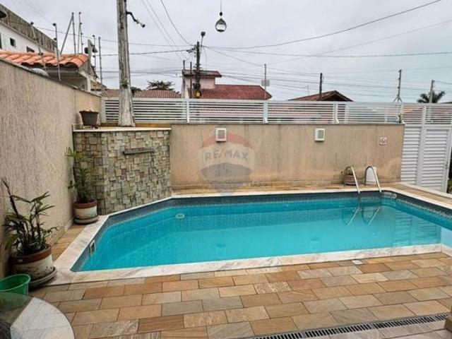 Casa com piscina e área goumet a 300m da praia Peruíbe