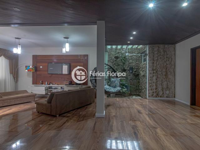 Casa com Piscina e Área Gourmet na Armação