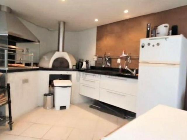 Casa com piscina e área gourmet na Vila Mariana em rua sem saída, próxima ao Metrô