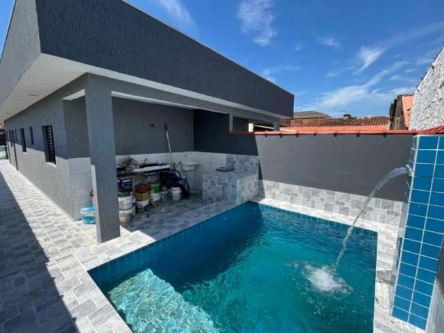 Casa com Piscina e Área Gourmet a 600 Metros da Praia em Itanhaém