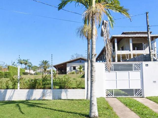 Casa com piscina e área gourmet a venda