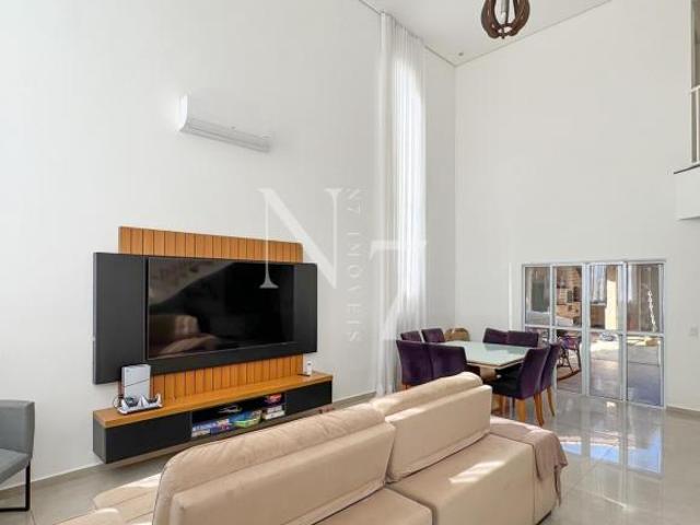 Casa com Piscina e Área Gourmet em Condomínio Fechado!
