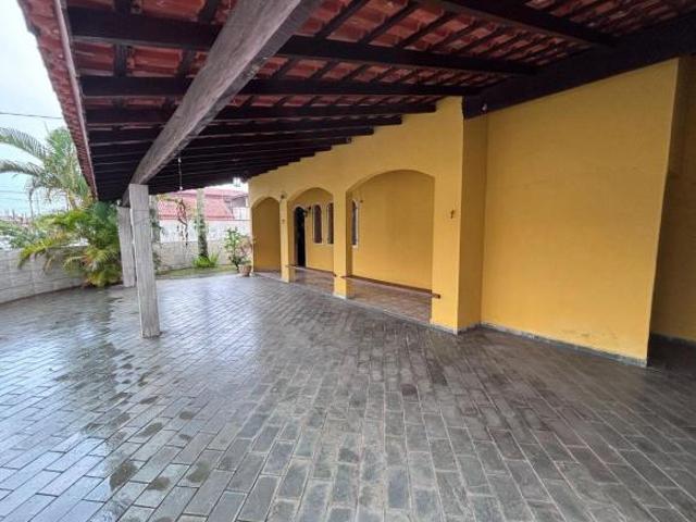 Casa com Piscina e Área Gourmet em Terreno Amplo no Loty – A 700 Metros da Praia