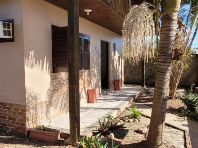 Casa com piscina e energia solar !