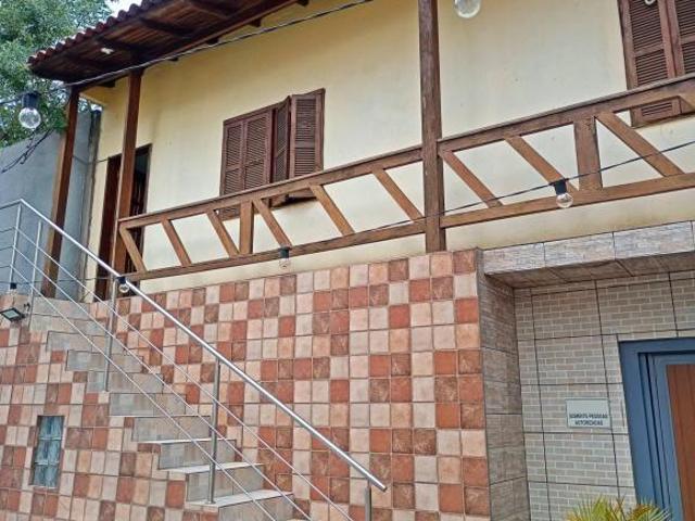 Casa com piscina e edícula
