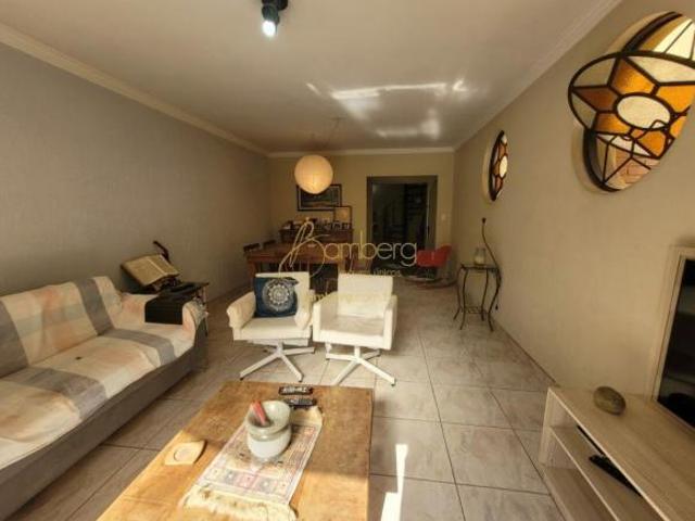 Casa com piscina, e edícula, 2 dormitórios embaixo e a suíte encima!