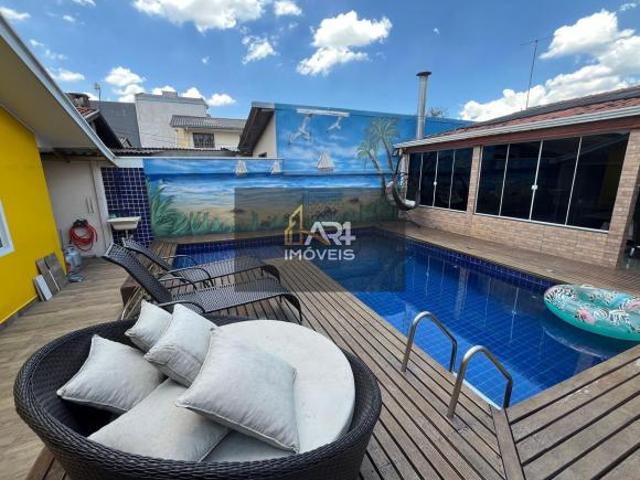 Casa com Piscina e Edícula com Churrasqueira à Venda no bairro Maria Antonieta em Pinhais/PR