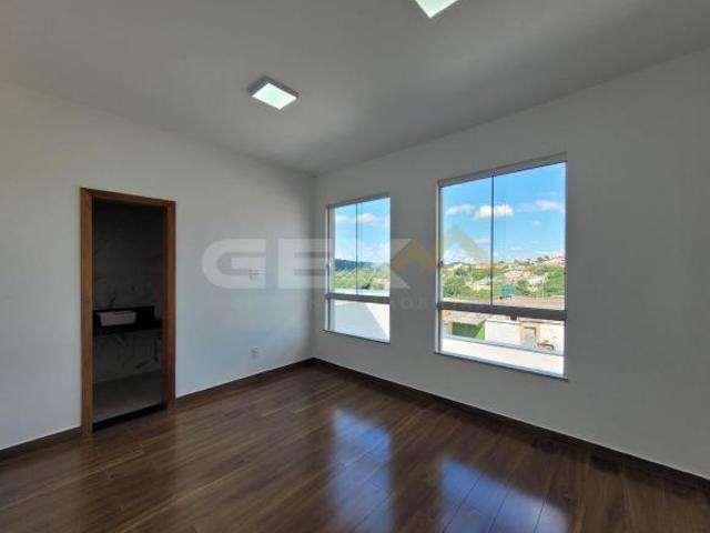 Casa com piscina e espaço gourmet completo no bairro Nações
