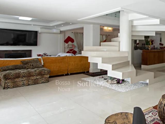 Casa com piscina e espaço gourmet em localização privilegiada