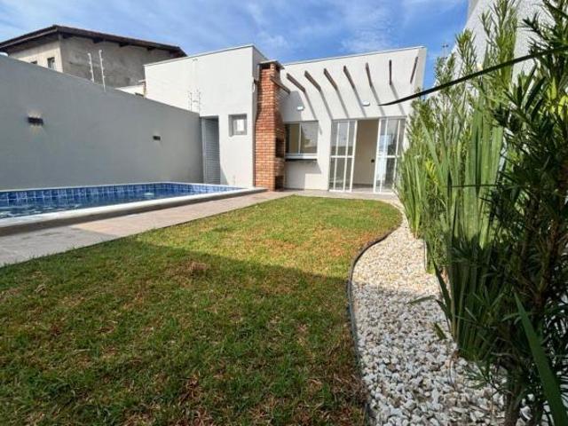 Casa com Piscina e Hidromassagem a 600 Metros da Praia