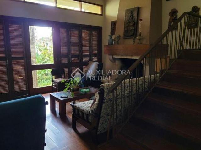 CASA COM PISCINA E JARDIM COM ÁRVORES FRUTÍFERAS