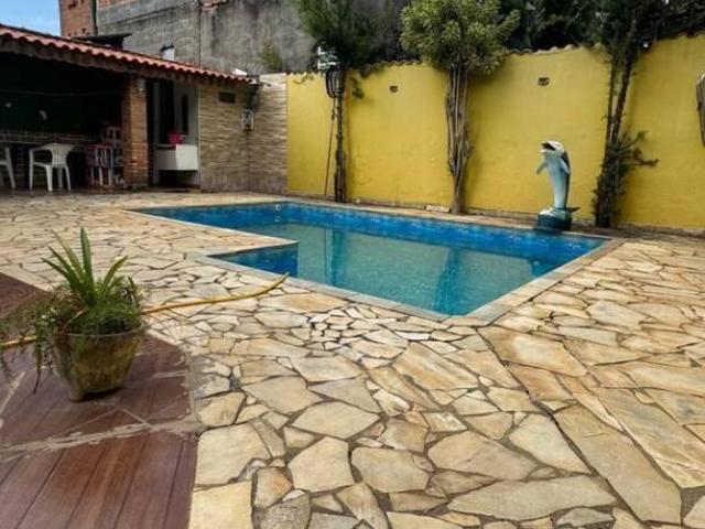 Casa com Piscina e Salão Comercial – Oportunidade Única!