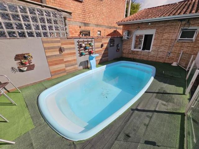Casa com piscina e salão de festas na Rua Capitão Pedroso bairro Restinga zona s