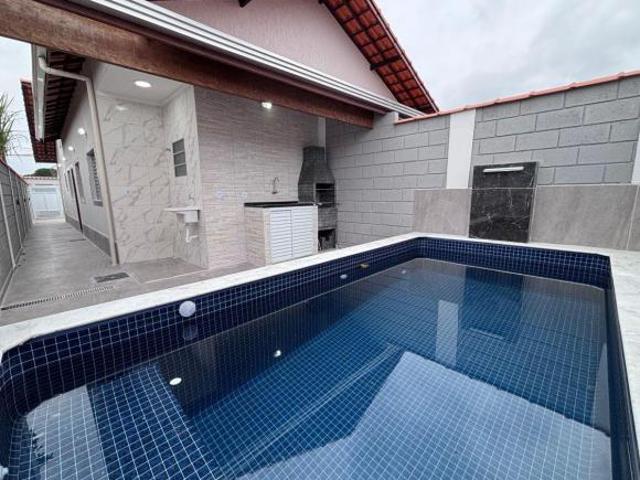 Casa com Piscina e Suíte no Bairro Nossa Senhora do Sion em Itanhaém