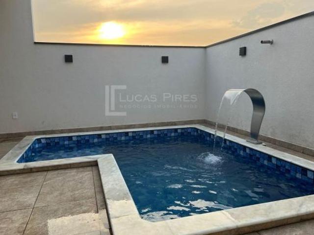 Casa com piscina e suíte no Golden Park Residence 2