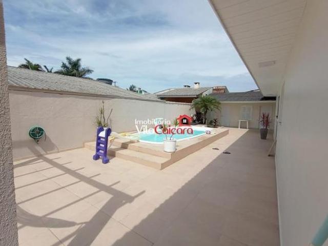 Casa com piscina e quatro quartos