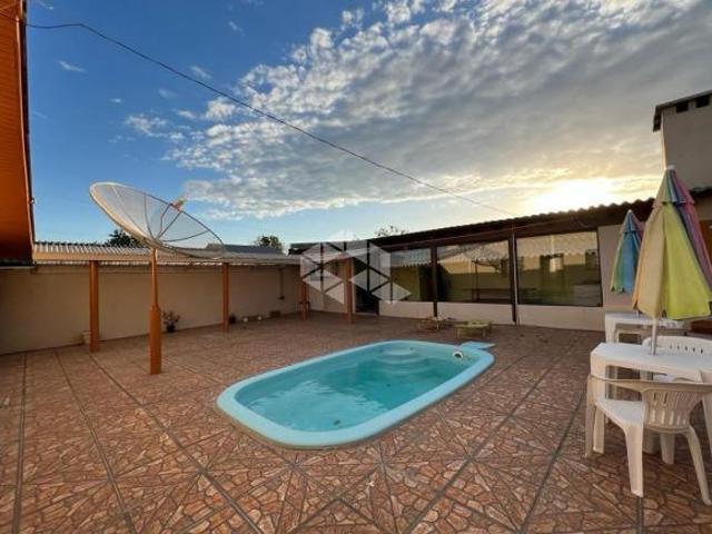 Casa com piscina e quiosque