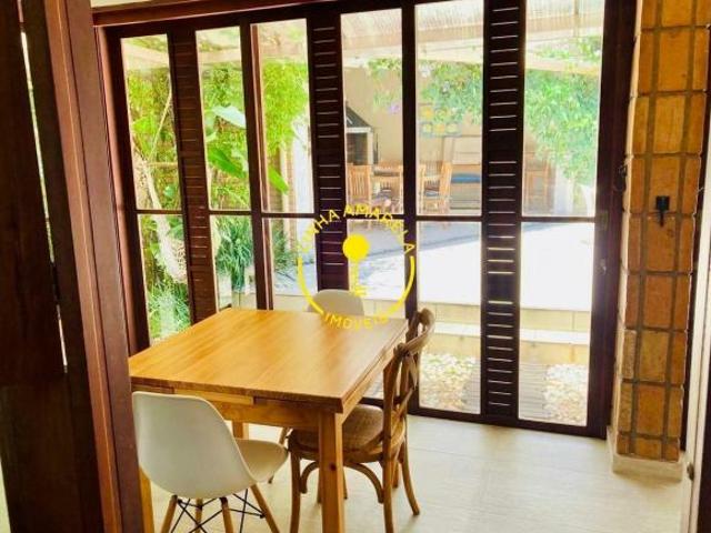 Casa com piscina e quiosque para cozinha gourmet