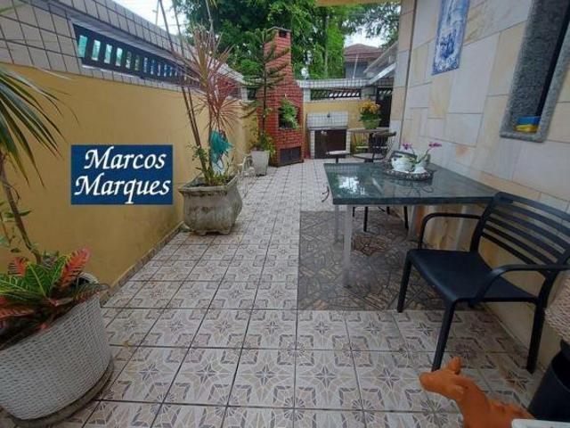 Casa com piscina e quintal no Embaré com 4 dormitórios e garagem para 3 carros