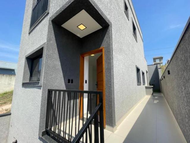 Casa com Piscina e Terraço no Condomínio Nova Jaguari