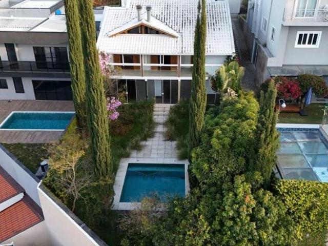 CASA COM PISCINA E TERRENO DE 480 m² NO ECOVILLE – UMA OPORTUNIDADE RARA!