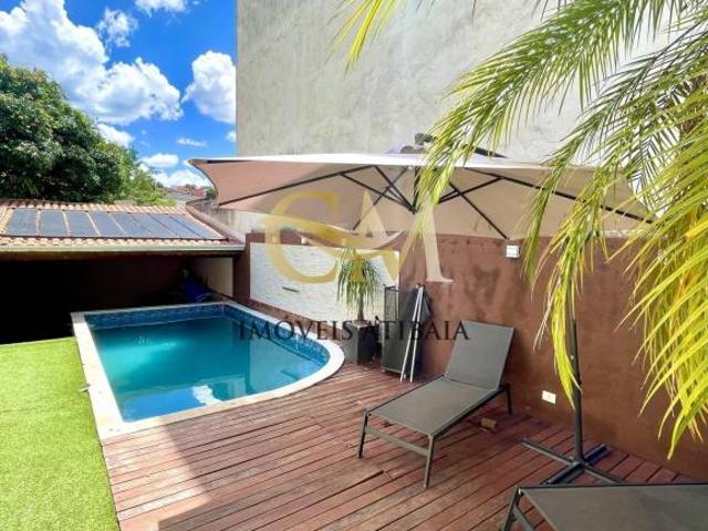 Casa com piscina em Atibaia com ótima localização
