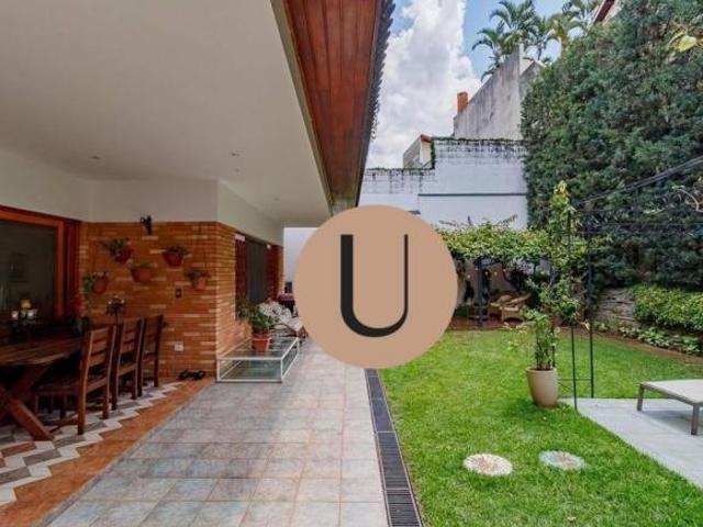 Casa com piscina em Alphaville