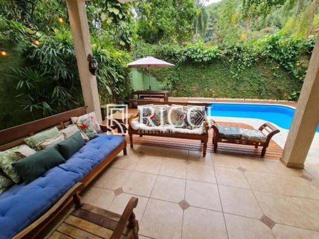Casa com piscina em Camburi