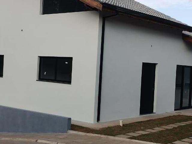 CASA COM PISCINA EM COND FECHADO EM ATIBAIA !