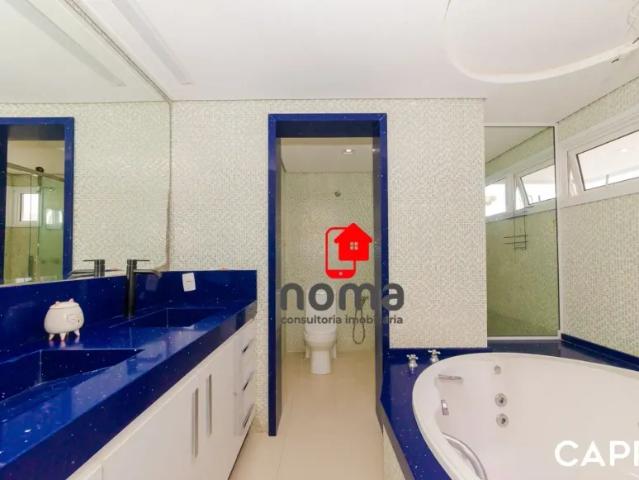 Casa com piscina em condomínio fechado!