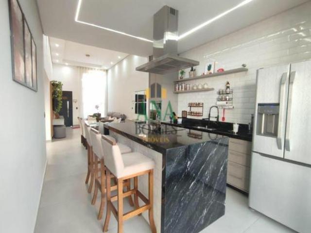 Casa com piscina em Condomínio