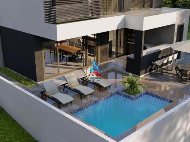 Casa com Piscina em Condomínio