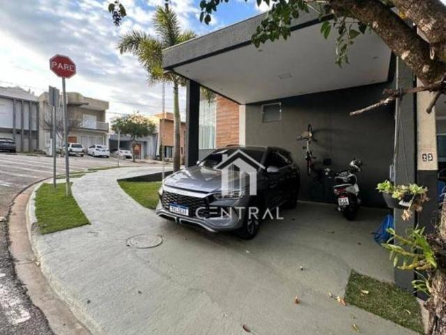 Casa com piscina em condomínio fechado
