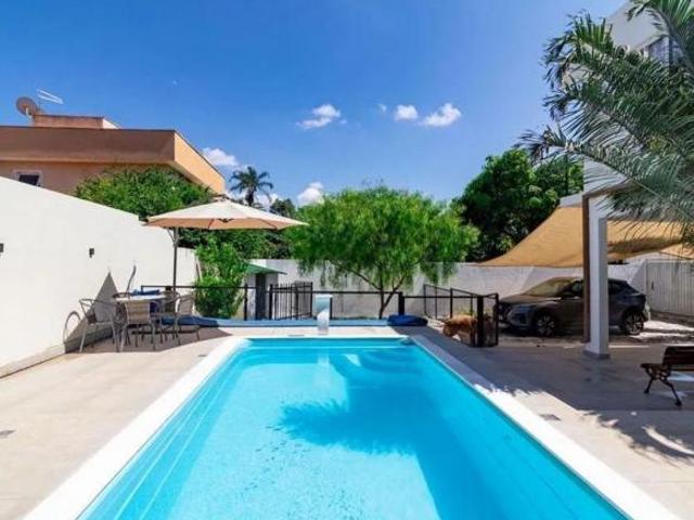 CASA COM PISCINA EM CONDOMINIO FECHADO