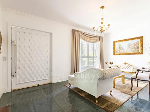 Casa com piscina em condomínio fechado