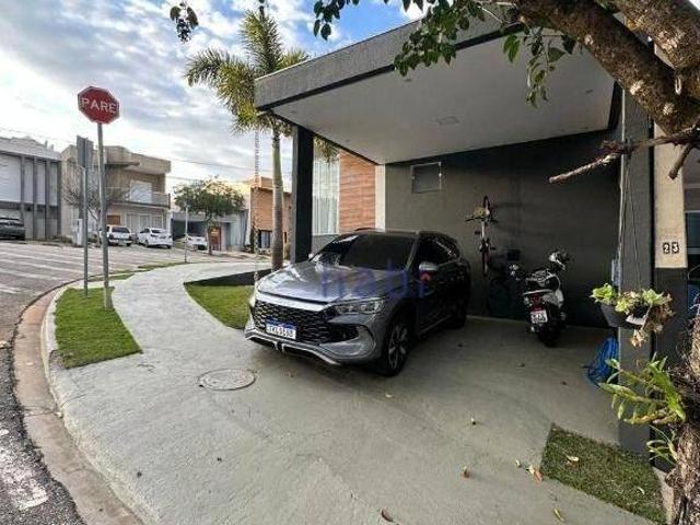 Casa com piscina em condomínio fechado